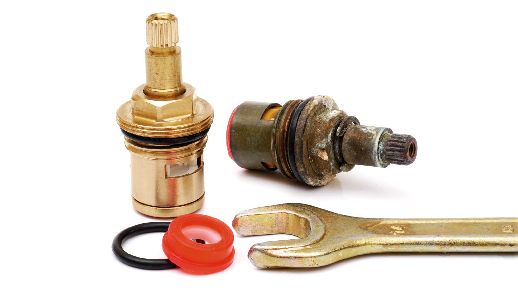 Cambia el vástago de tu regadera como un profesional